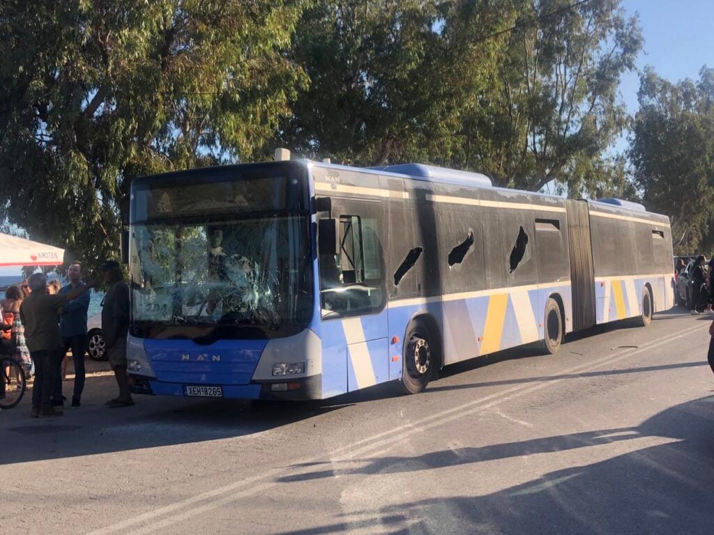 Αρτέμιδα: Άνδρας έσπαγε τα τζάμια λεωφορείου και φώναζε «θα σας σκοτώσω ...