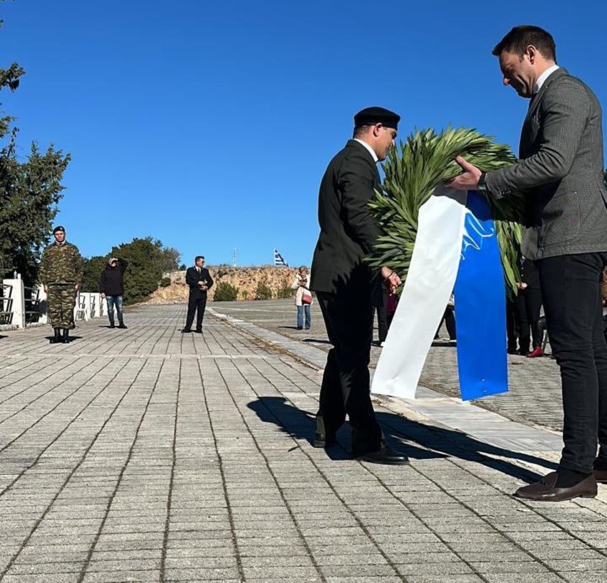 Ο Στέφανος Κασσελάκης στην γέφυρα του Γοργοποτάμου: «Η εθνική ομοψυχία ...