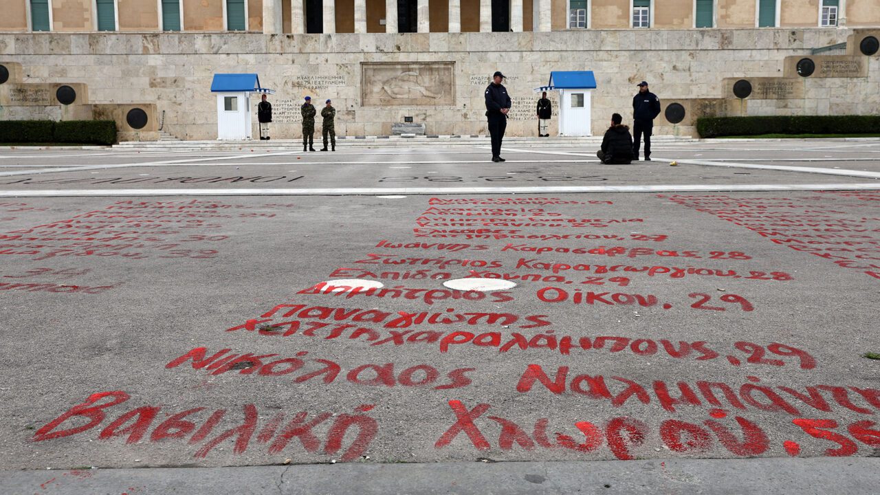 Τέμπη: Ποιος υπουργός θα τολμήσει να σβήσει τα ονόματα των 57 νεκρών ...